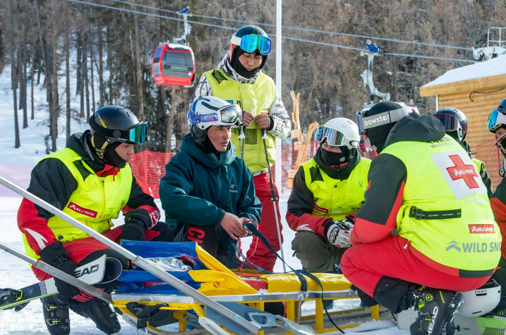겨울철 고립은 옛말, 빙설 스포츠로 새로운 '금맥' 개척한 中 아러타이-Xinhua